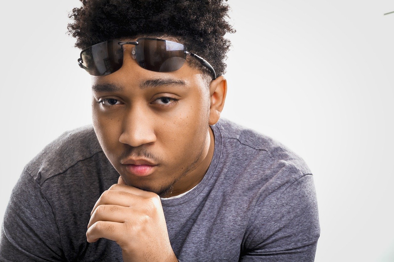 Banc: Un negru vrea sa devină și el alb. Se urca pe un zgârie-nori și ...