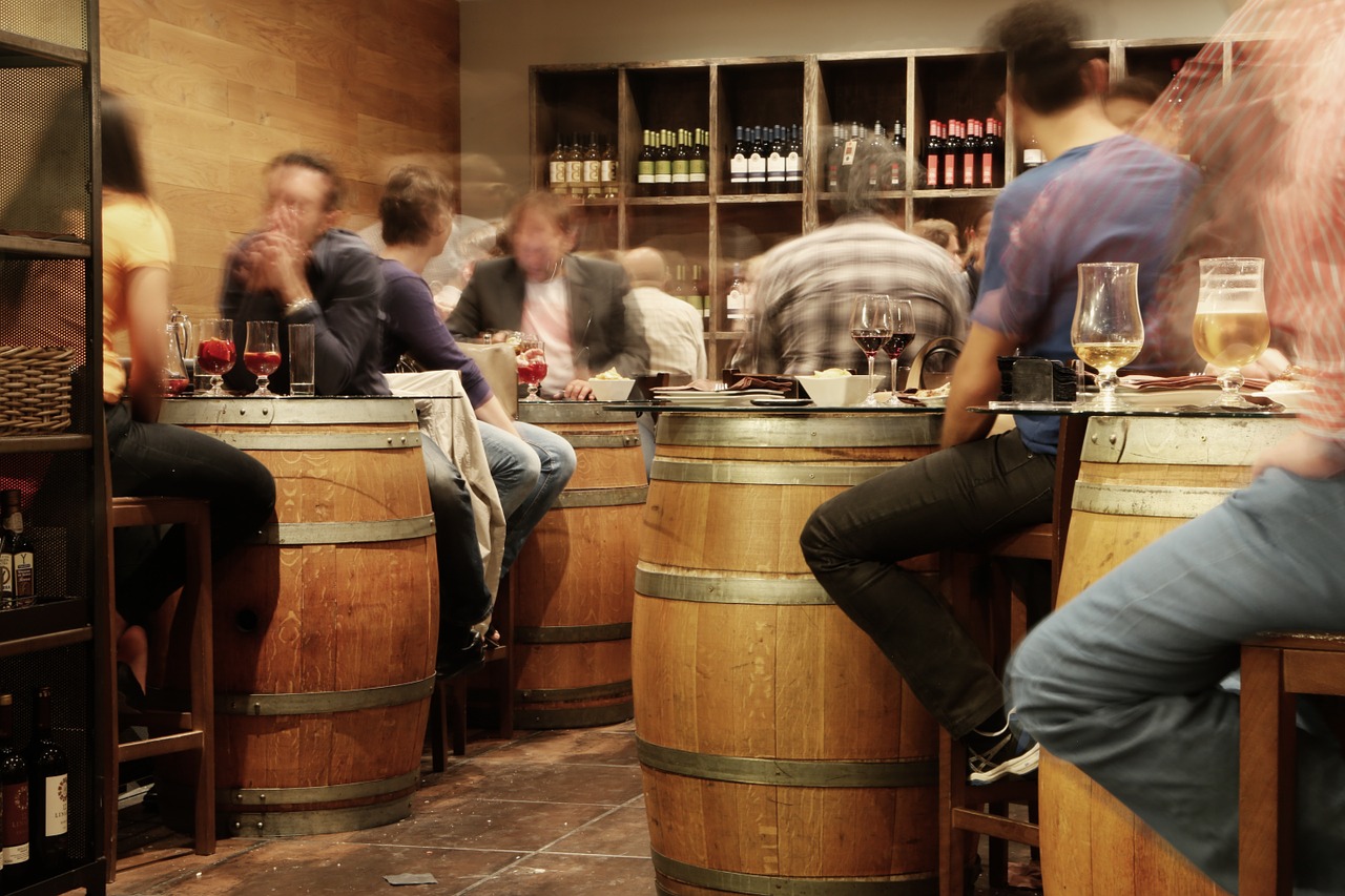 Banc: Într-un bar, intră un tip foarte mulţumit: Dau de băut la toată ...