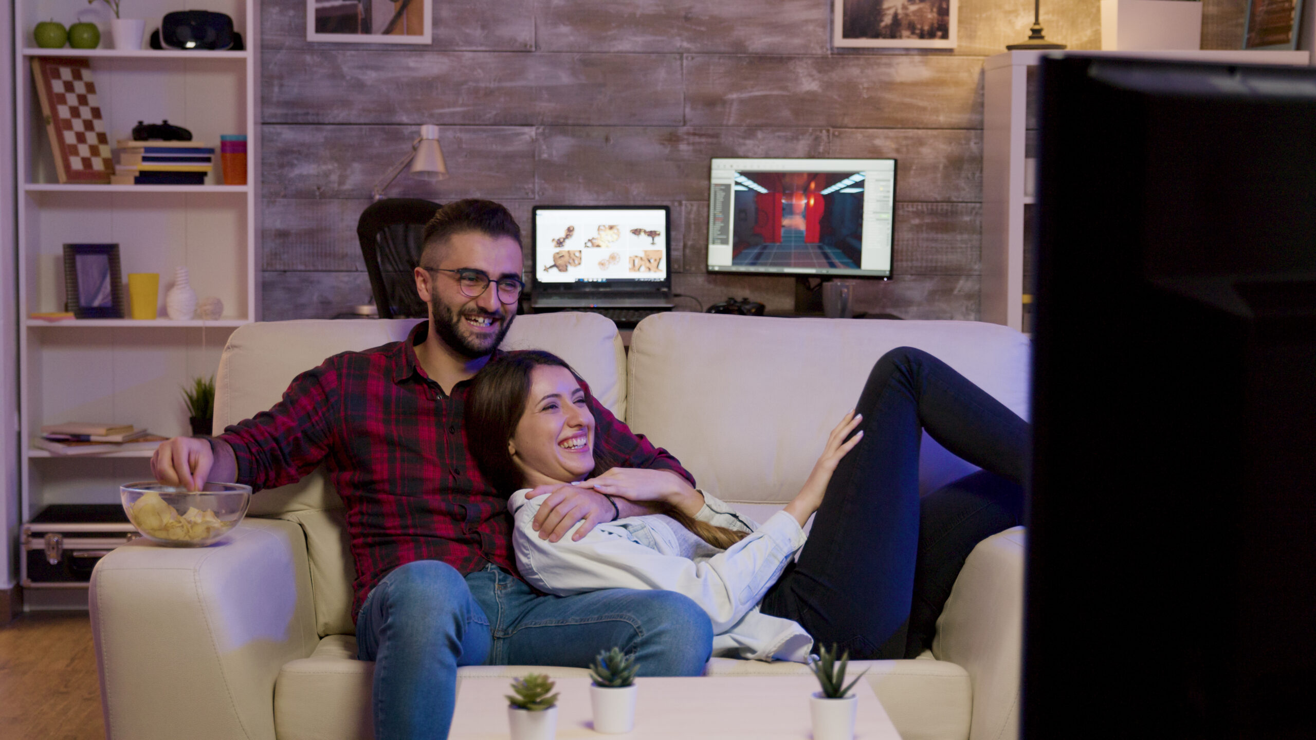 Banc: - Anca, ce zici de o seară liniștită și magică, în pat, un film ...