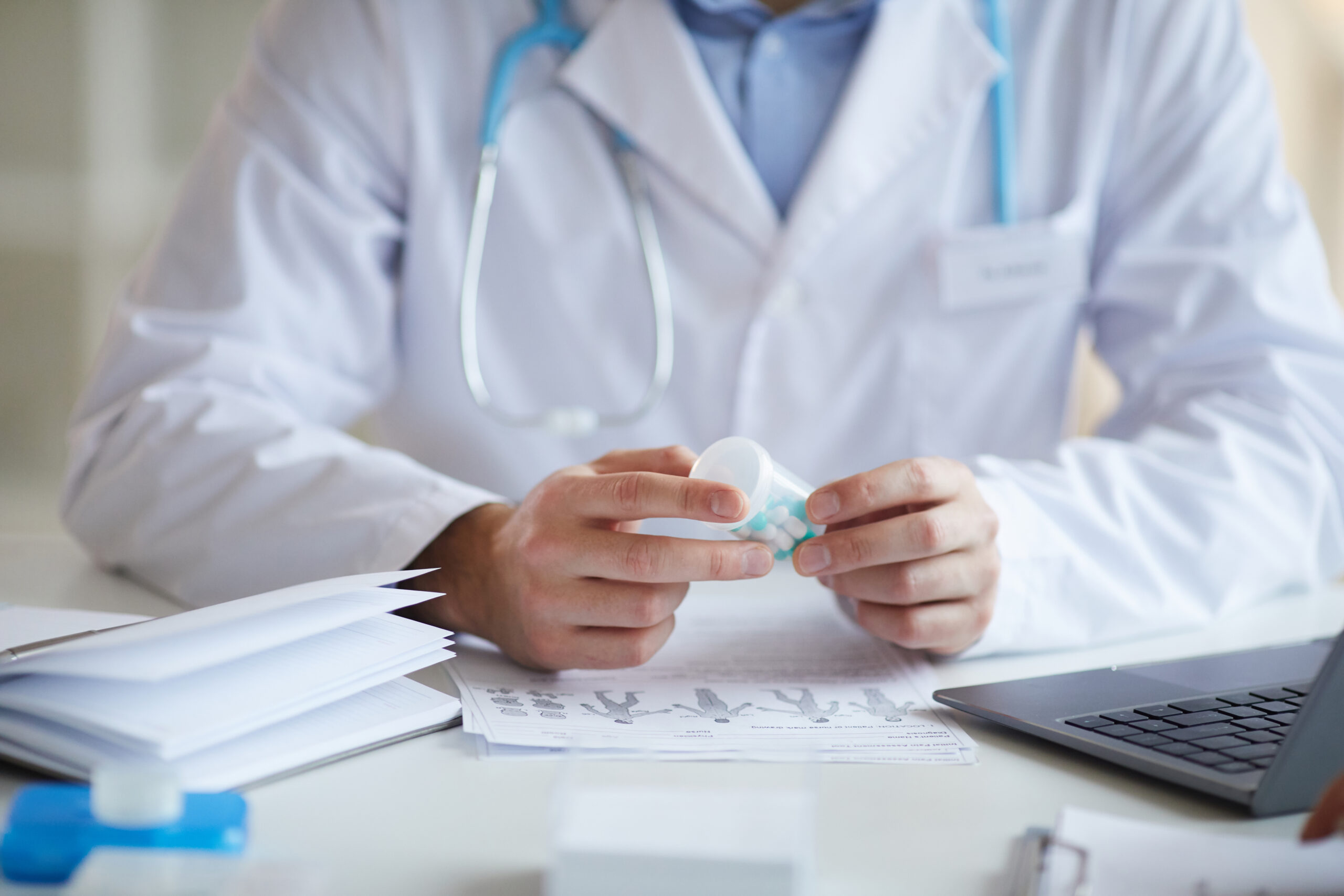 Banc: Doctorul intră la pacient și îi spune: am o veste bună și una ...