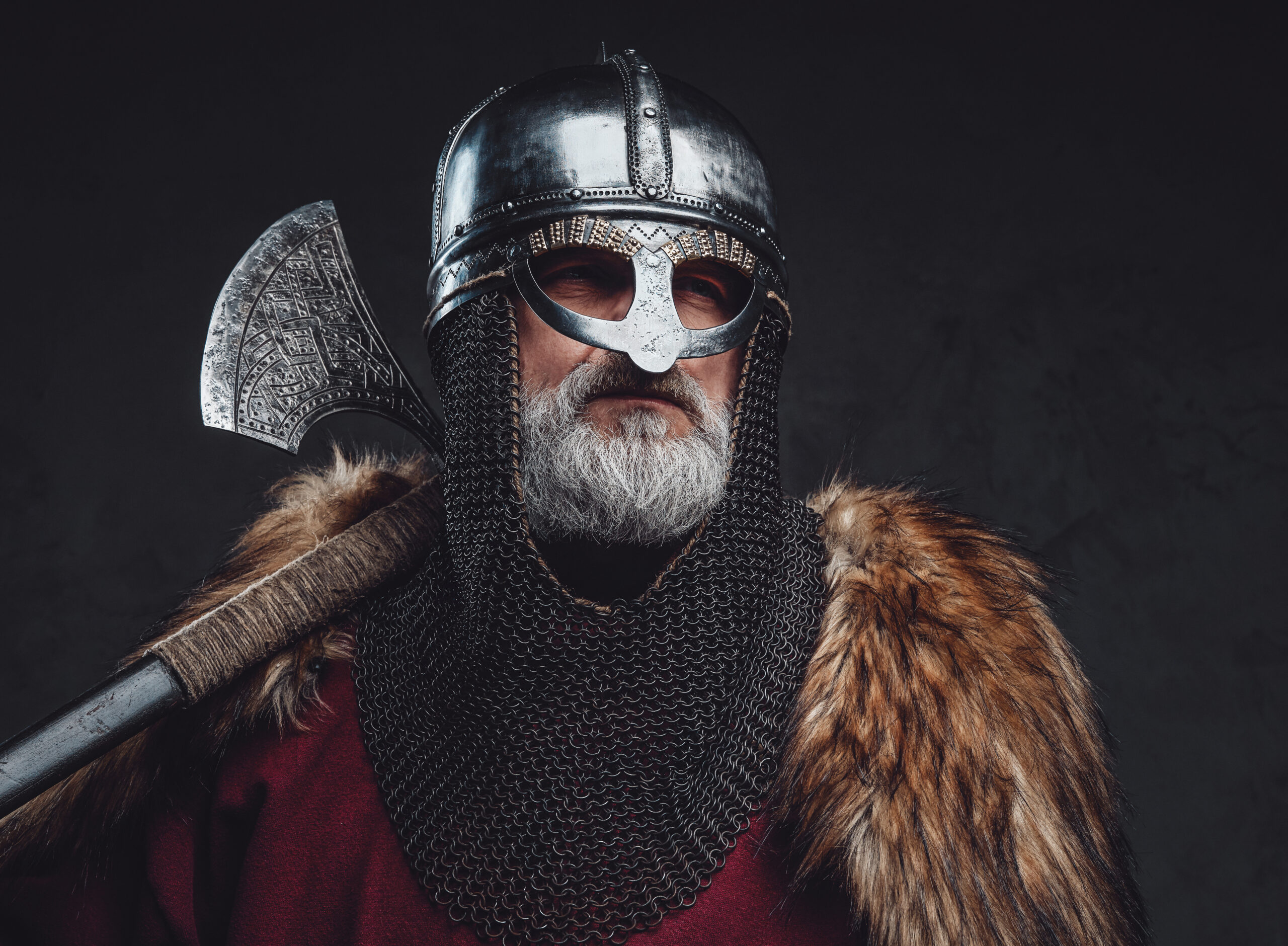 Banc: Cavalerul Negru îi pune soției o centură de castitate. Lăcătușul ...