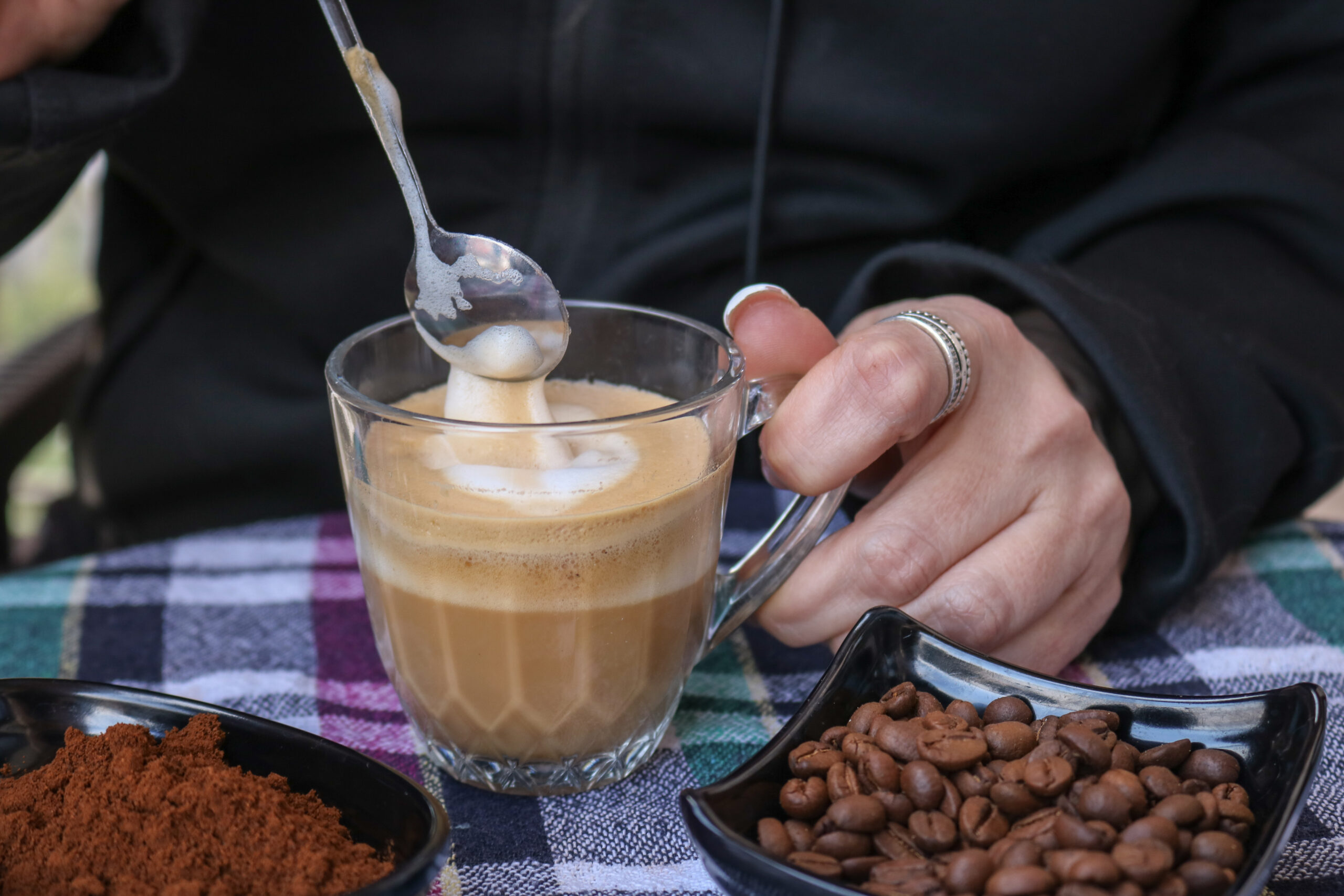 Banc: - Ce trebuie să fac ca să ieși cu mine la o cafea?