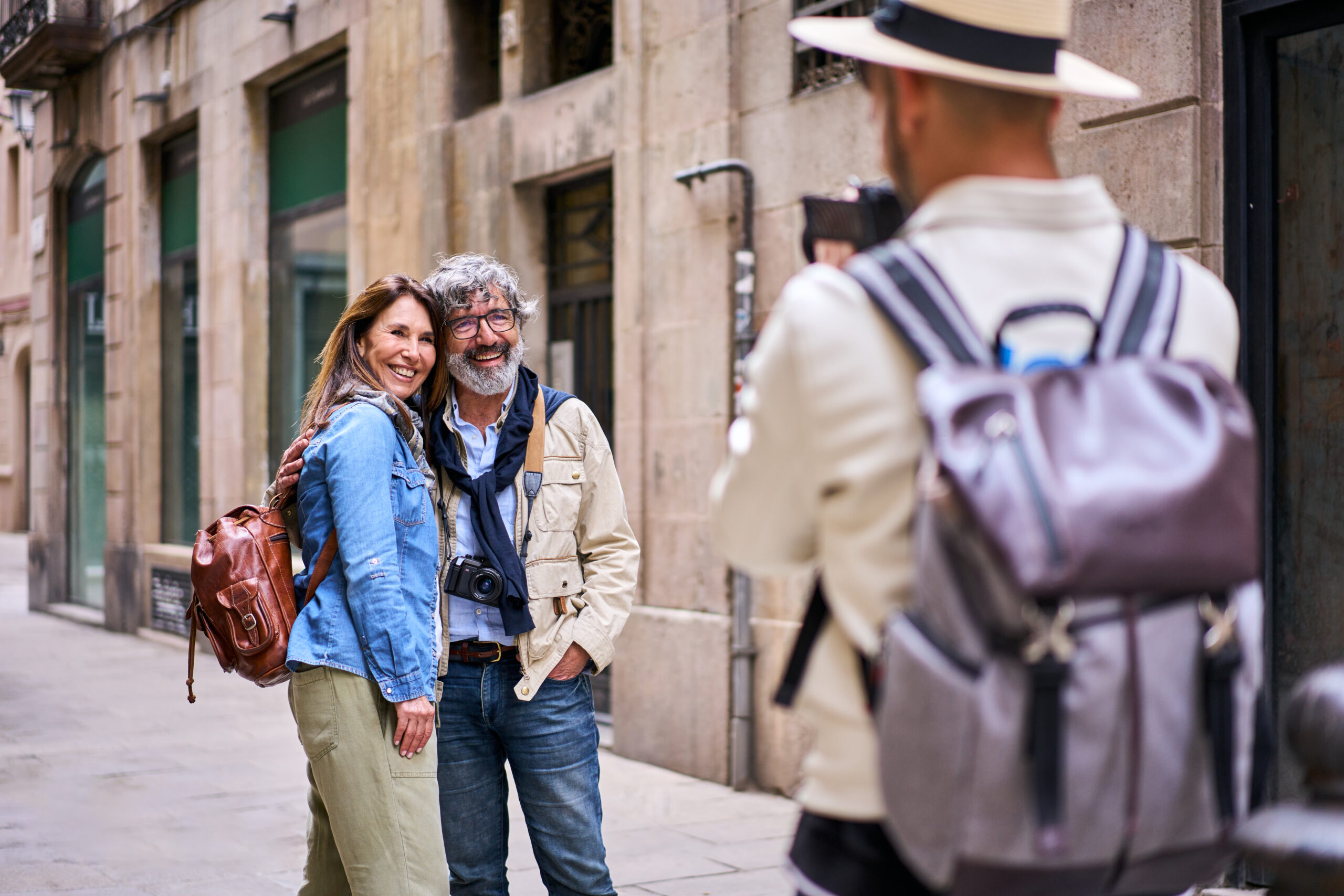 Banc: Un turist străin vizitează un sat românesc